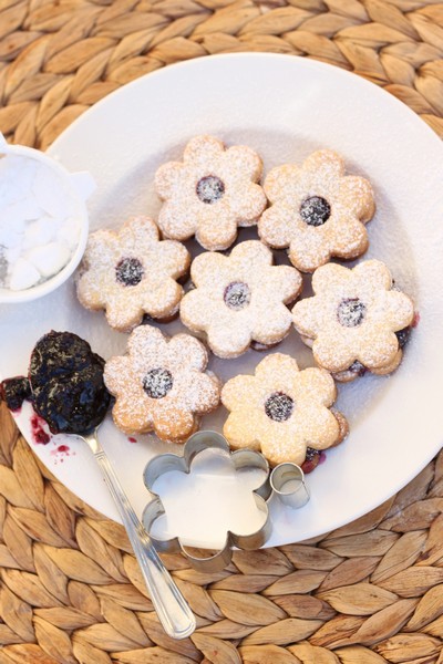 Traditional Linzer Christmas cookies - The Creative Mom