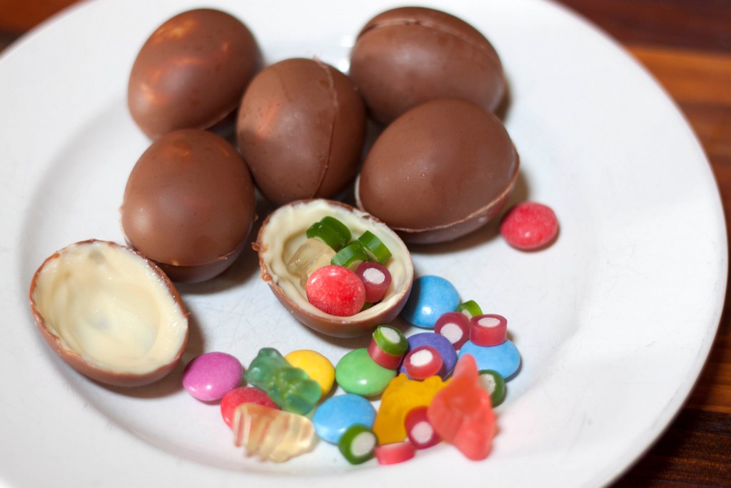 Chocolate eggs with candy surprise - The Creative Mom